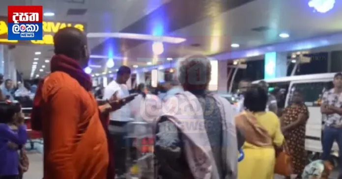 දඹදිව වන්දනාවේ ගිය කණ්ඩායමක් මුහුණ දුන් අමිහිරි අත්දැකීම | Dasatha ...