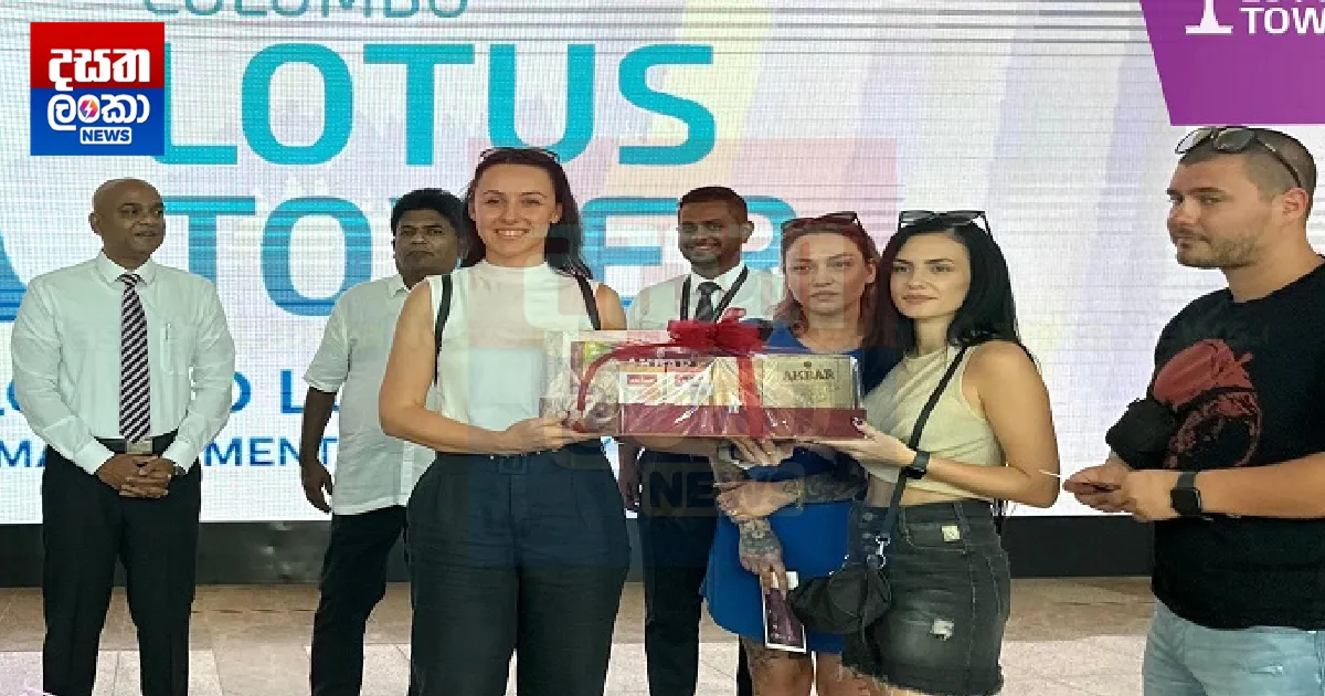 නෙළුම් කුළුන බලන්න ආපු විදෙස් සංචාරකයාට ලැබුණු අමතක නොවන තෑග්ග ...